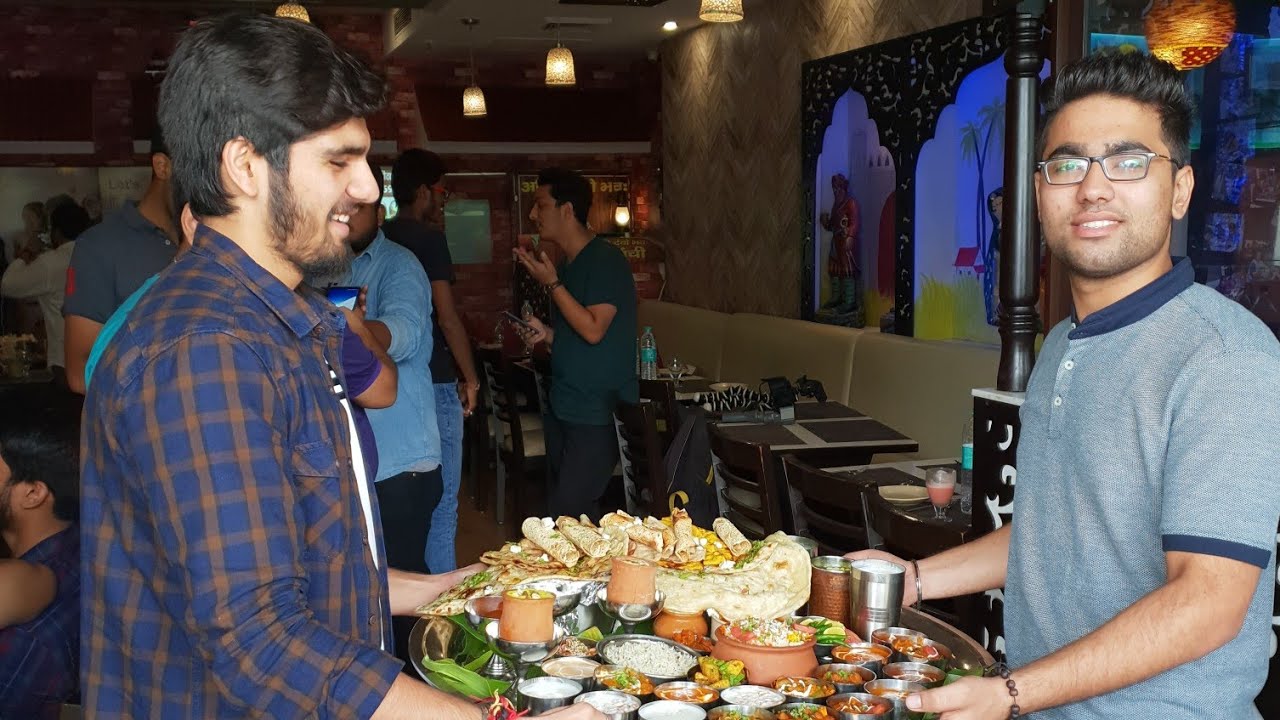 INDIA'S LARGEST | THALI | KUTUMB RESTAURANT | DELHITE - YouTube