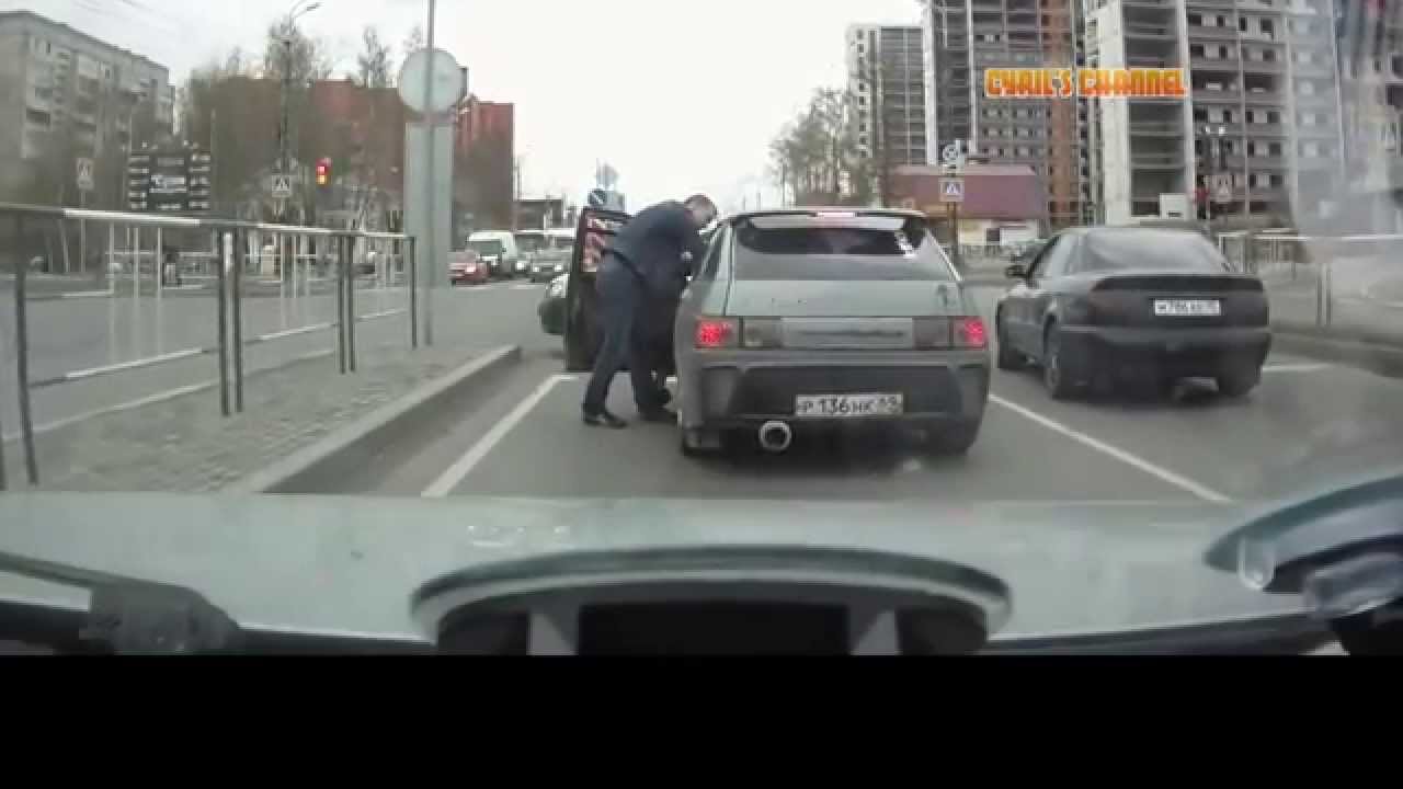 Il lui fait une queue de poisson et ce fait bien calmer apres une ...