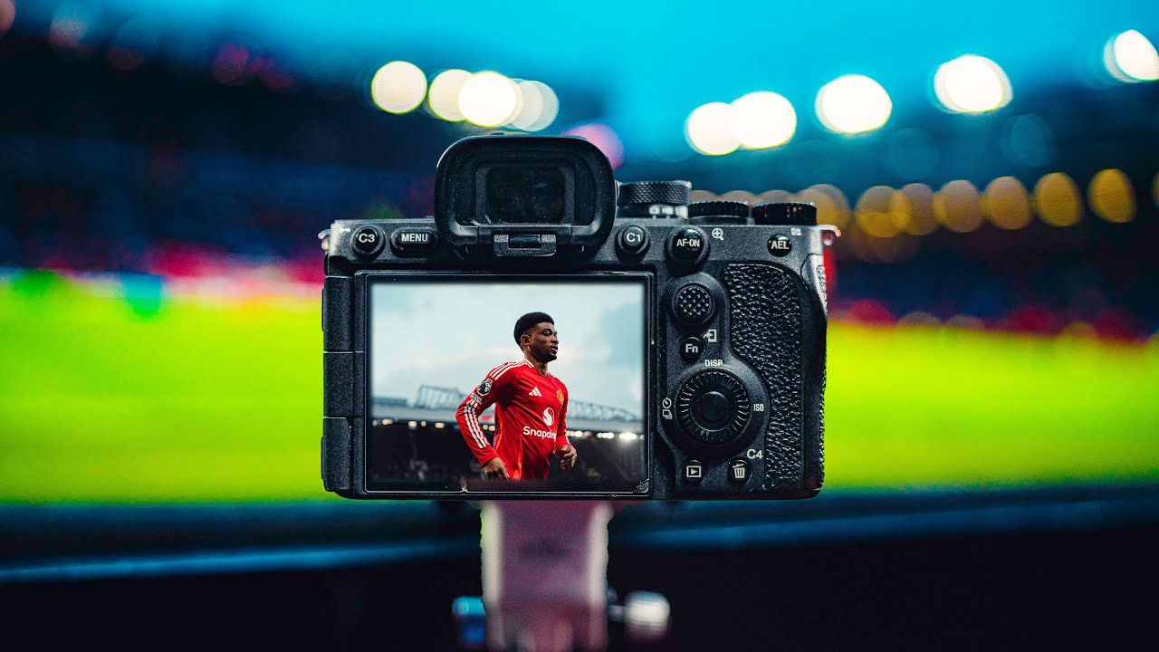Photographing Manchester United, Pitch-side. 400mm F2.8 SONY - YouTube