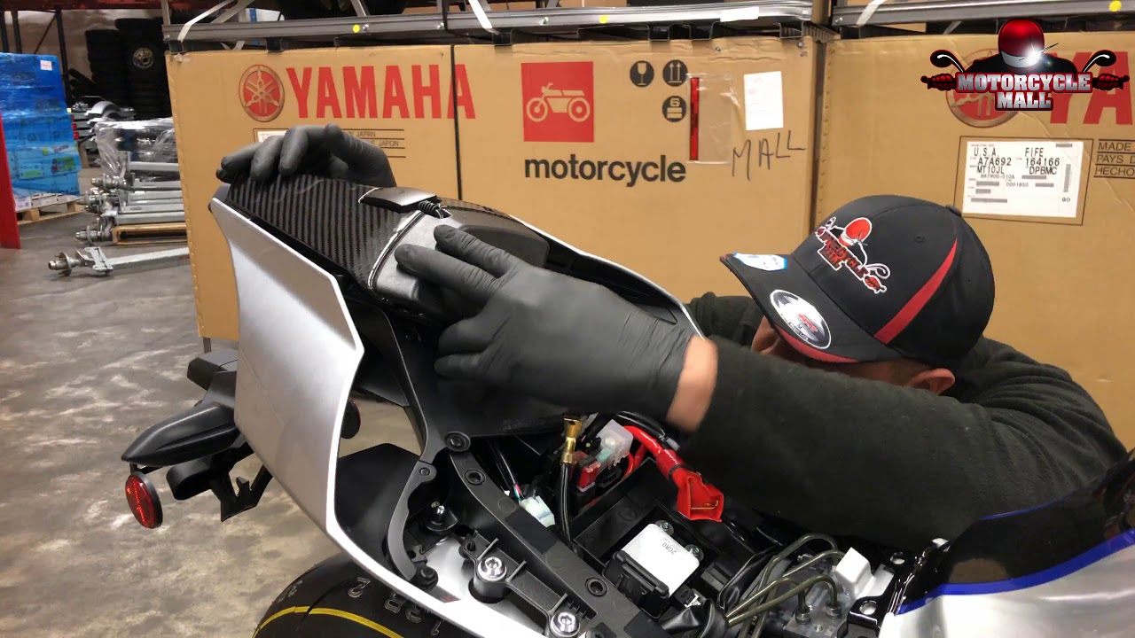 2018 Yamaha R1 M & R1 | Unboxing - YouTube