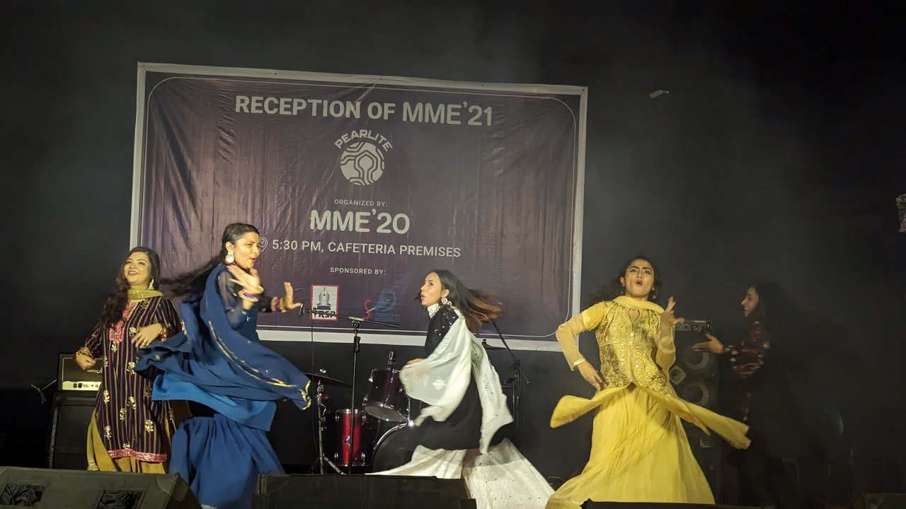 MME '20 Girls' Dance Performance | Bollywood Mashup | BUET - YouTube