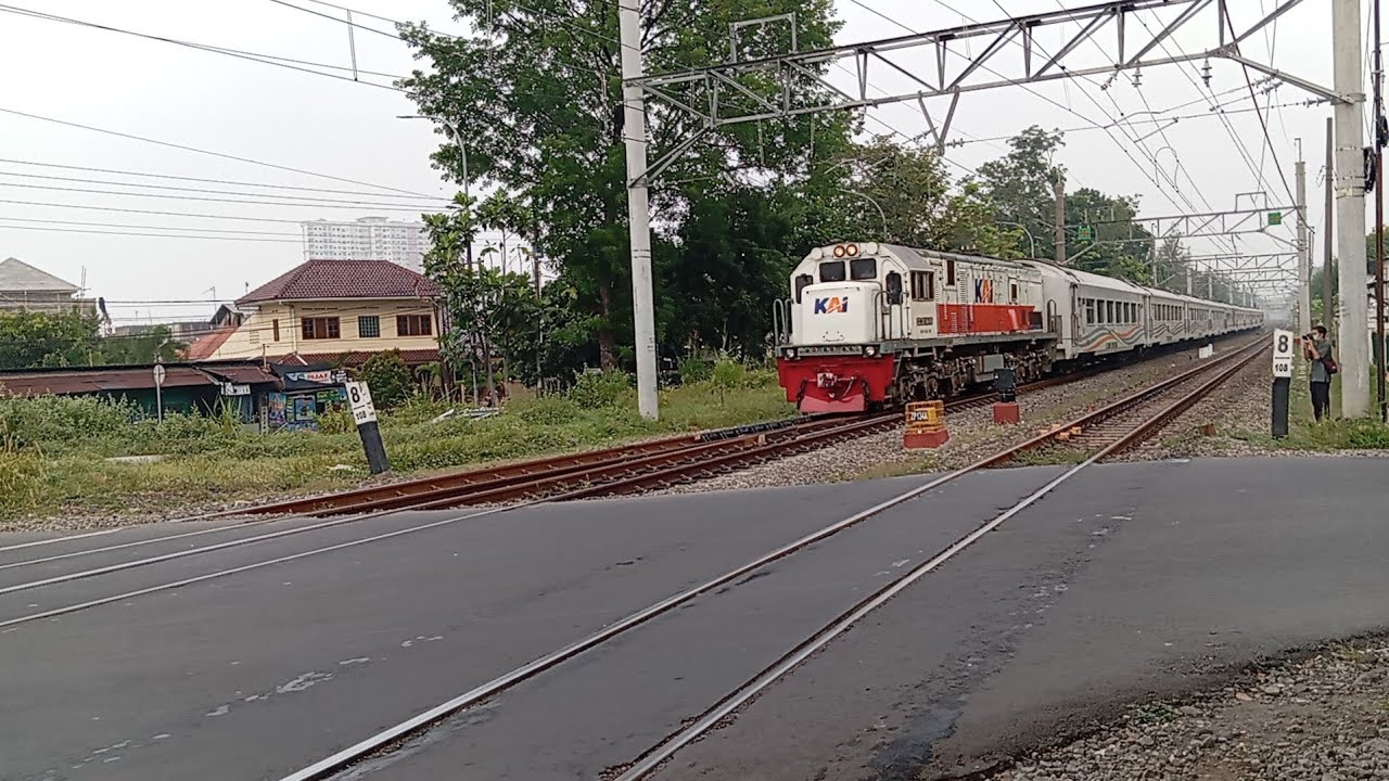 SINGASARI Double KRL Hunting Kereta Api pagi Di JPL 94 Pasar Nongko ...