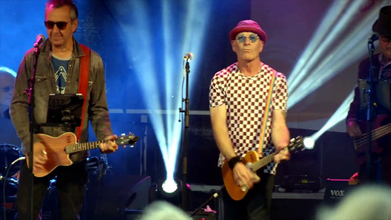 The Ukey Dukes - Avebury 2018 - Call me the breeze/Wake me up - YouTube