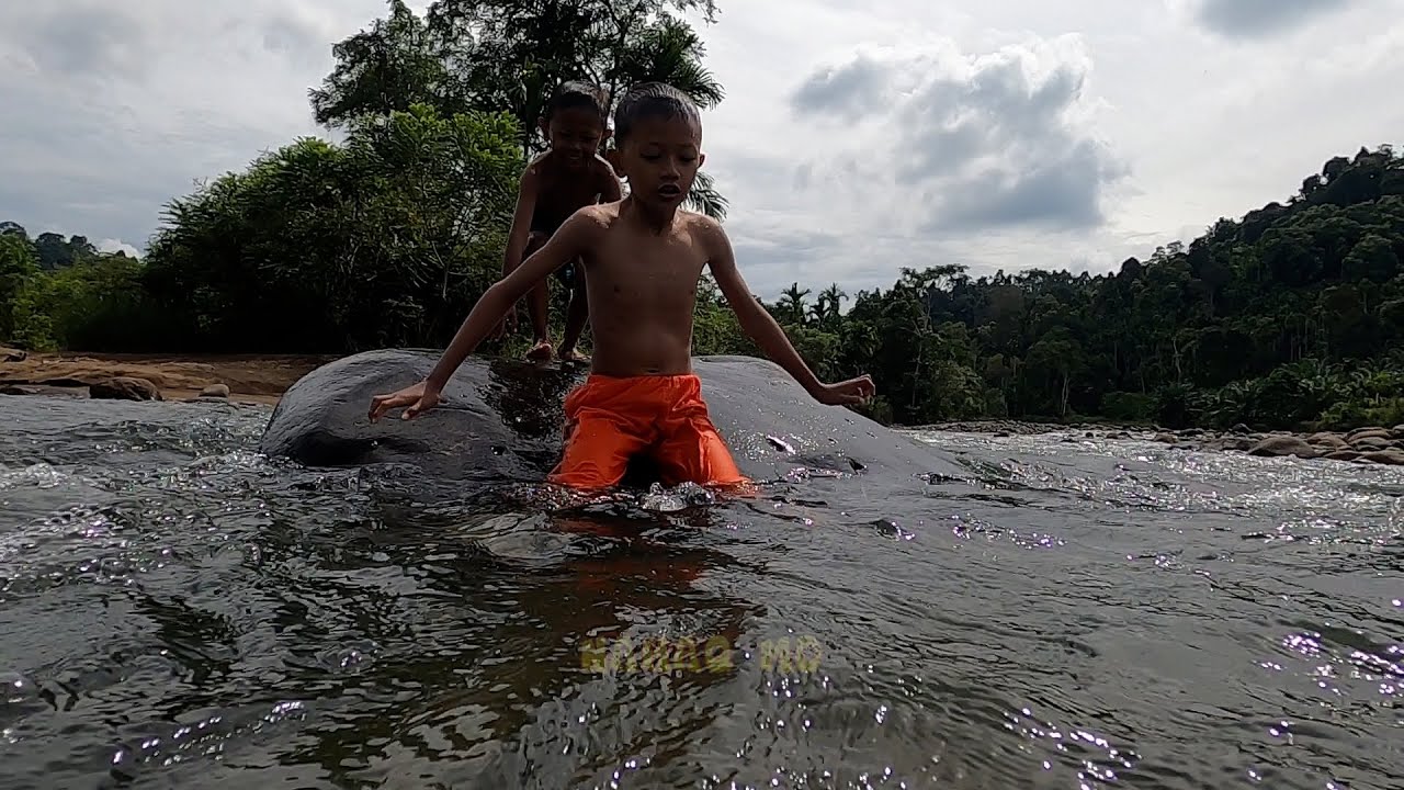 SERU....!Para Bocil Mandi Sungai Airnya Deras, Perosotan batu - YouTube