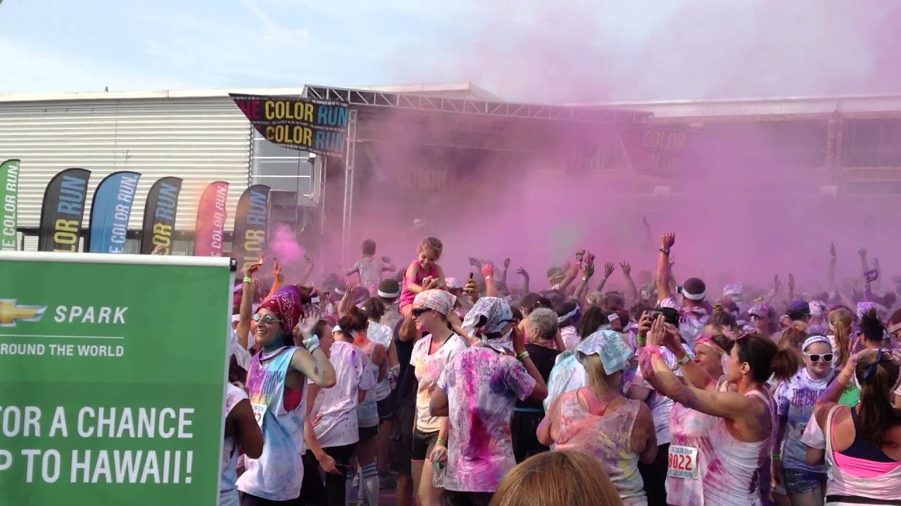 color toss at the NYC color run - YouTube