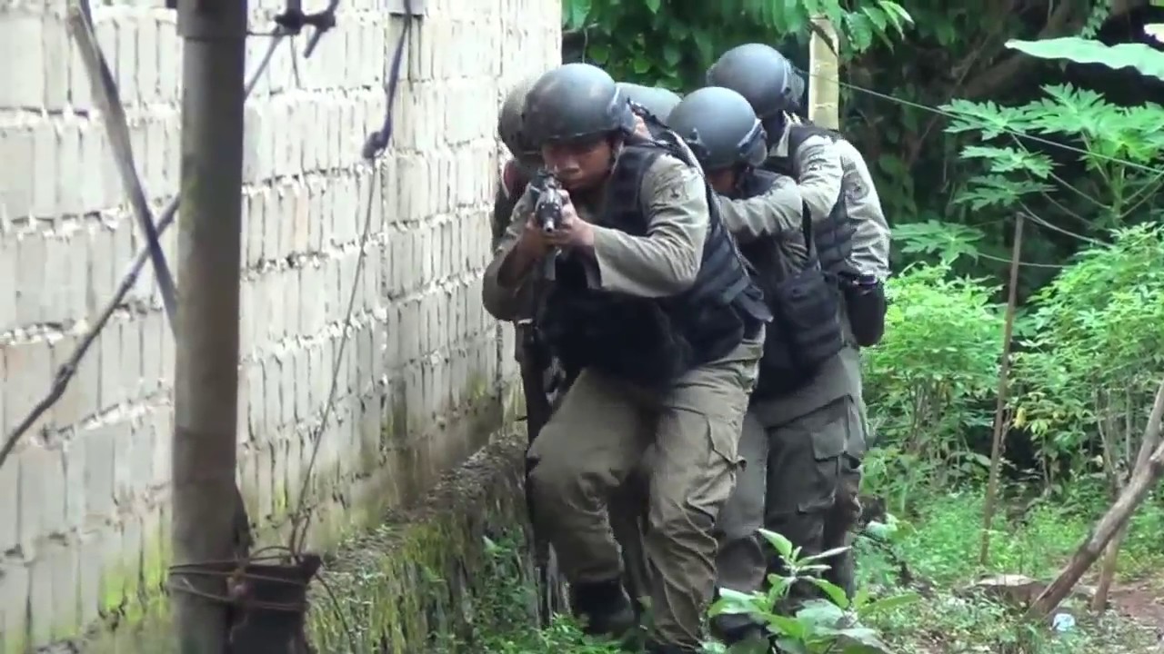 Geranat meledak di tangan gegana brimob polda kalsel YouTube - YouTube