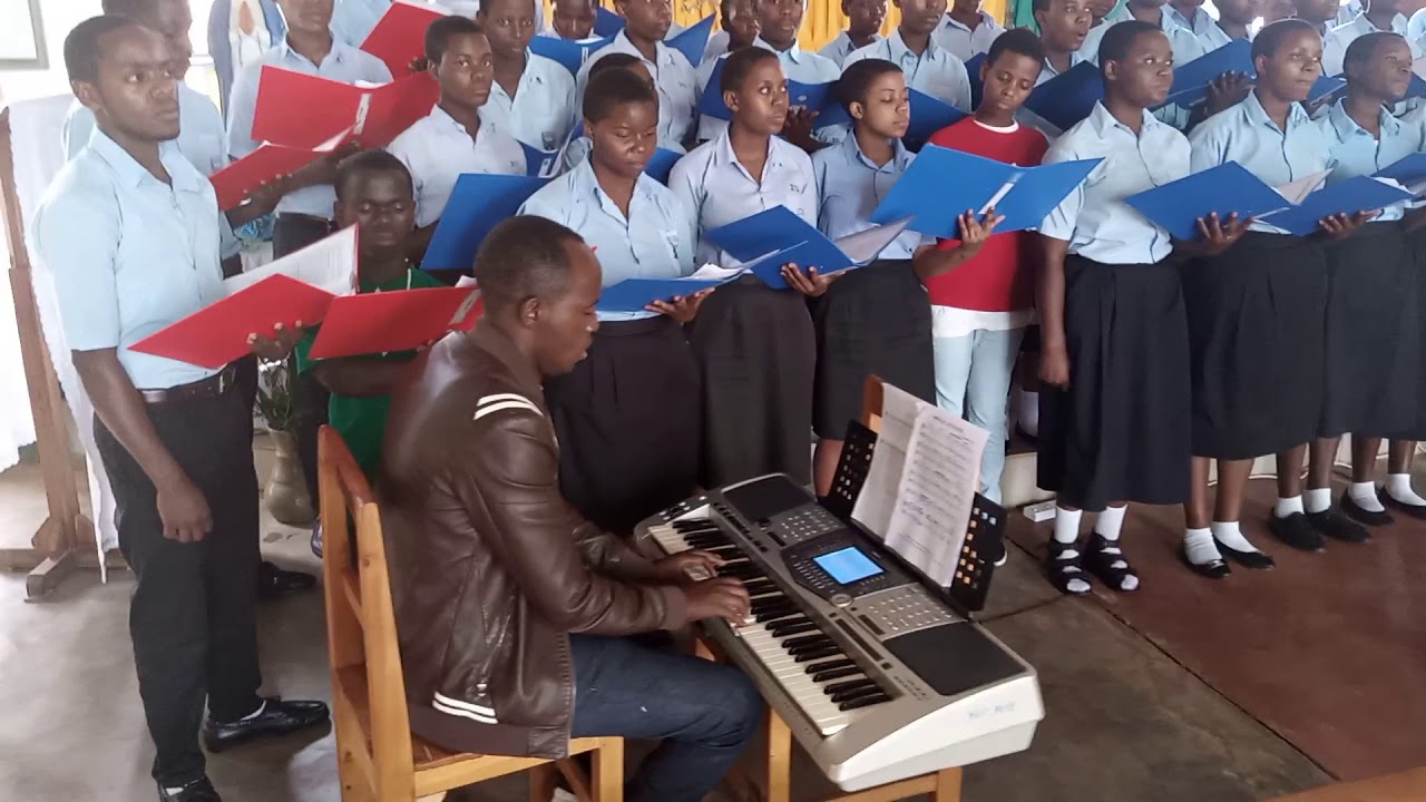Umukiza yatuvukiye performed by Gs Gatagara Catholic Choir - YouTube