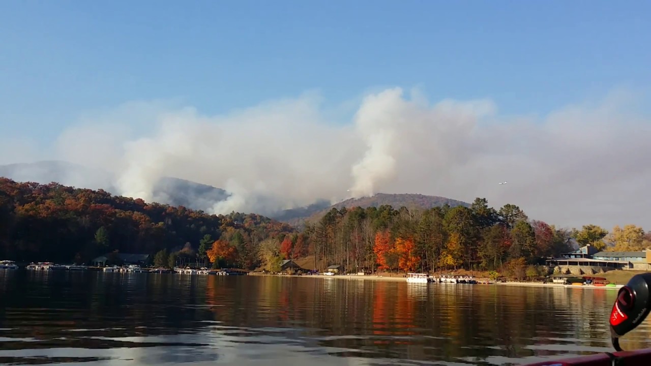 massive airplane fight wildfire at Lake lure - YouTube