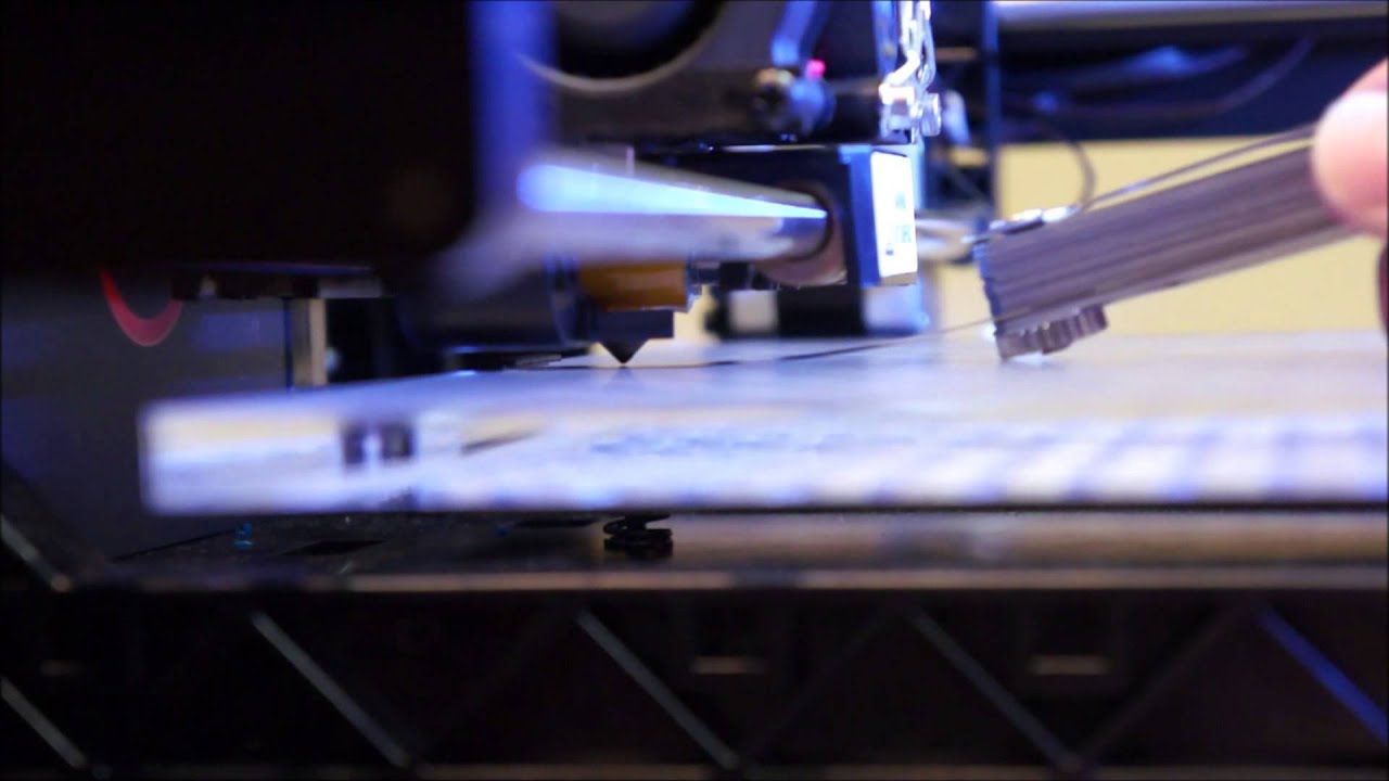 Leveling the bed on the Makerbot Replicator 2 - YouTube