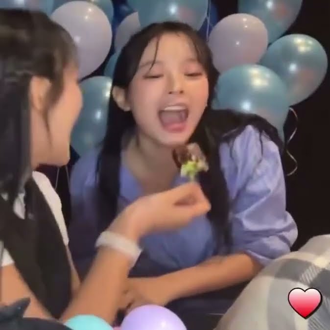Minji teases Hanni with food #njz #하니 #hanni #ハニ #newjeans # ...