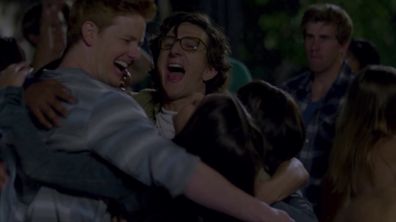 Netflix LOVE - Pool party (Gosh by Jamie xx) - YouTube