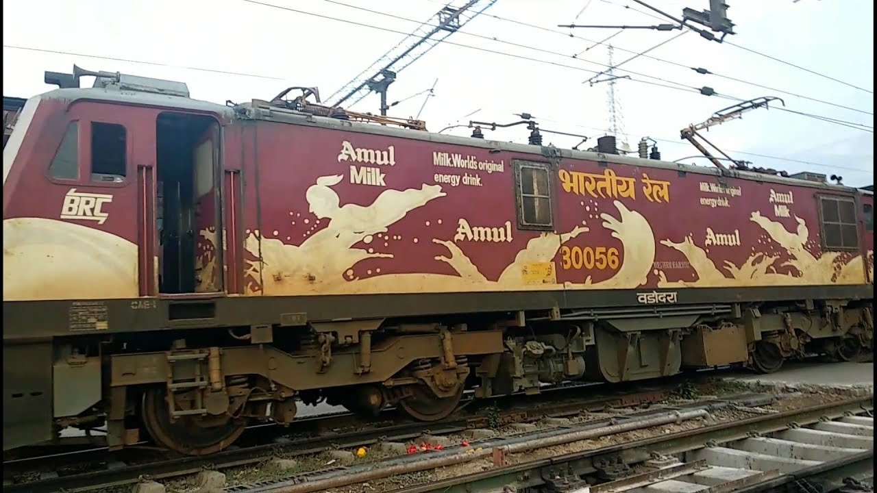 12449 Goa Sampark Kranti with WAP 5 arriving at New Delhi - YouTube