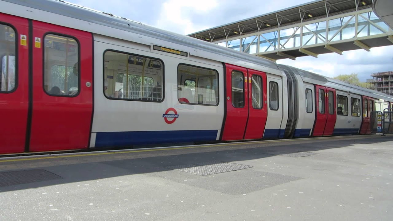 (HD) An Uxbridge bound Metropolitan Line S8 Stock train departs Wembley ...