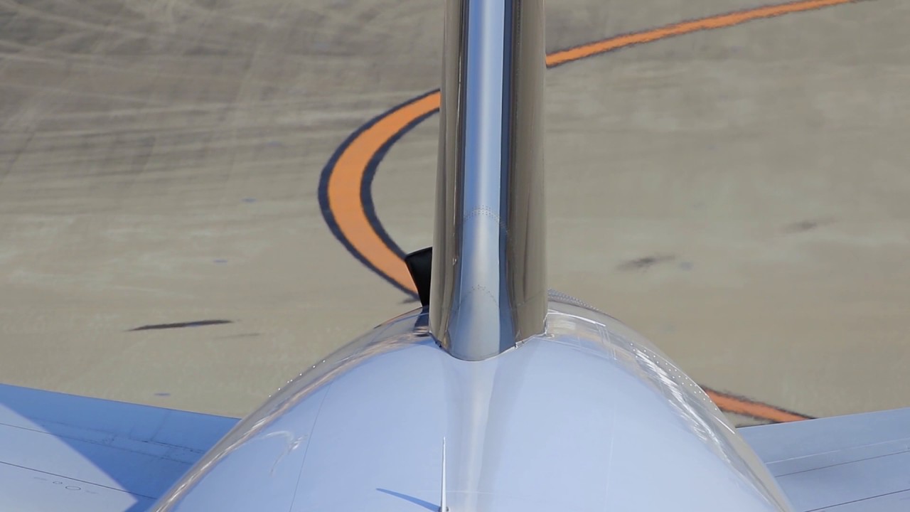 ANA B777-200 APUのエアインテークが開く瞬間 - YouTube