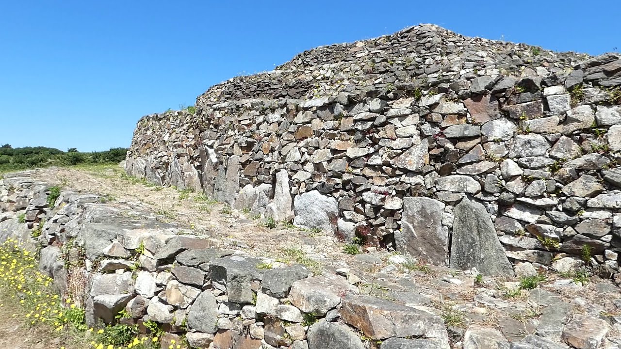Maybe world's oldest building - the amazing Grand Cairn de Barnenez ...