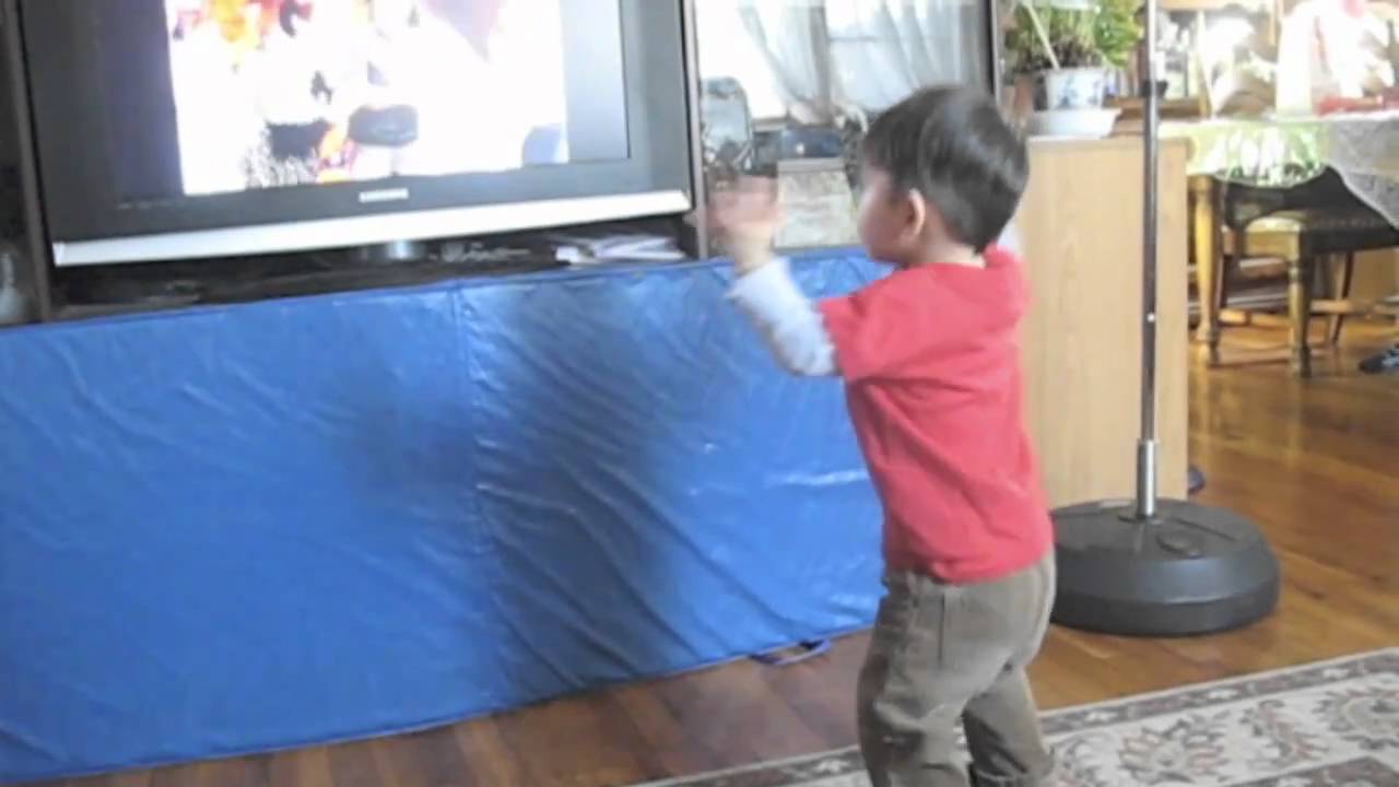 Eli Dancing Happy yipee yehey - YouTube