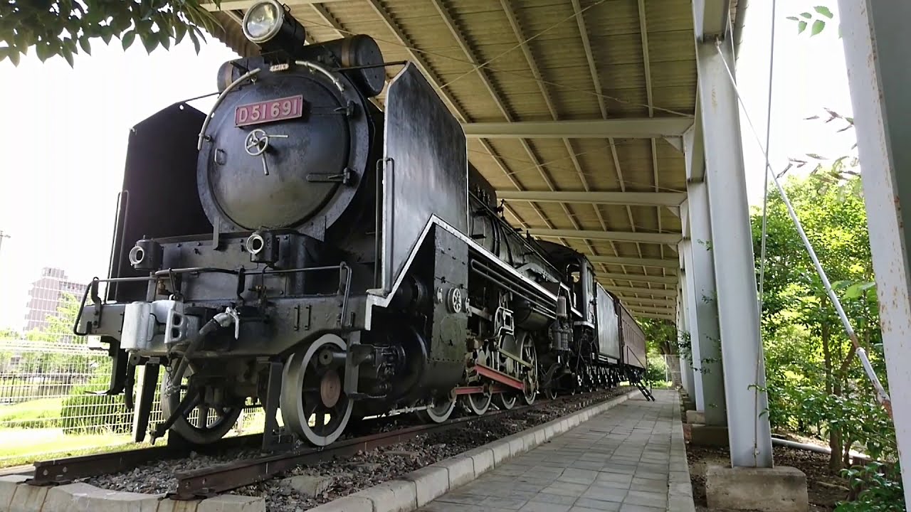D51 691号機とオハ61の静態保存車両 - YouTube