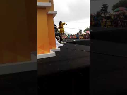 Jangan perhatiin penyanyi nya, coba liat cewe jilbab hitam yang joget nya...!!! Ada yang Aneh Wkwkwk