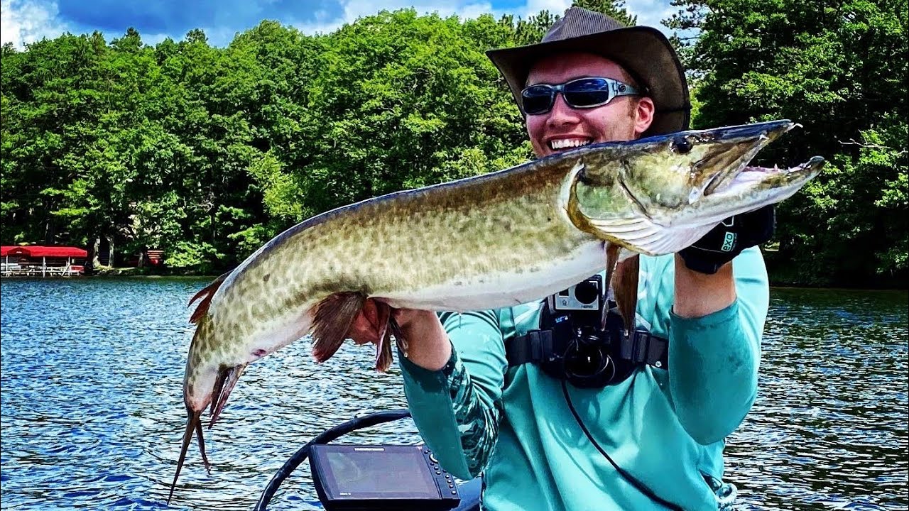 BIG NORTHERN WISCONSIN MUSKY CRUSHES A GIANT BUCKTAIL!!! Summer Muskie ...