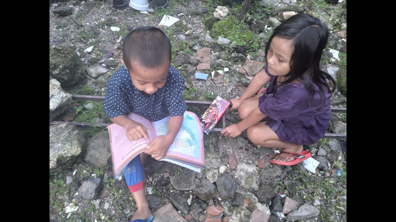 ANAK PAPUA HOBI BELAJAR PETA #shorts #papua #manokwari #dunia - YouTube