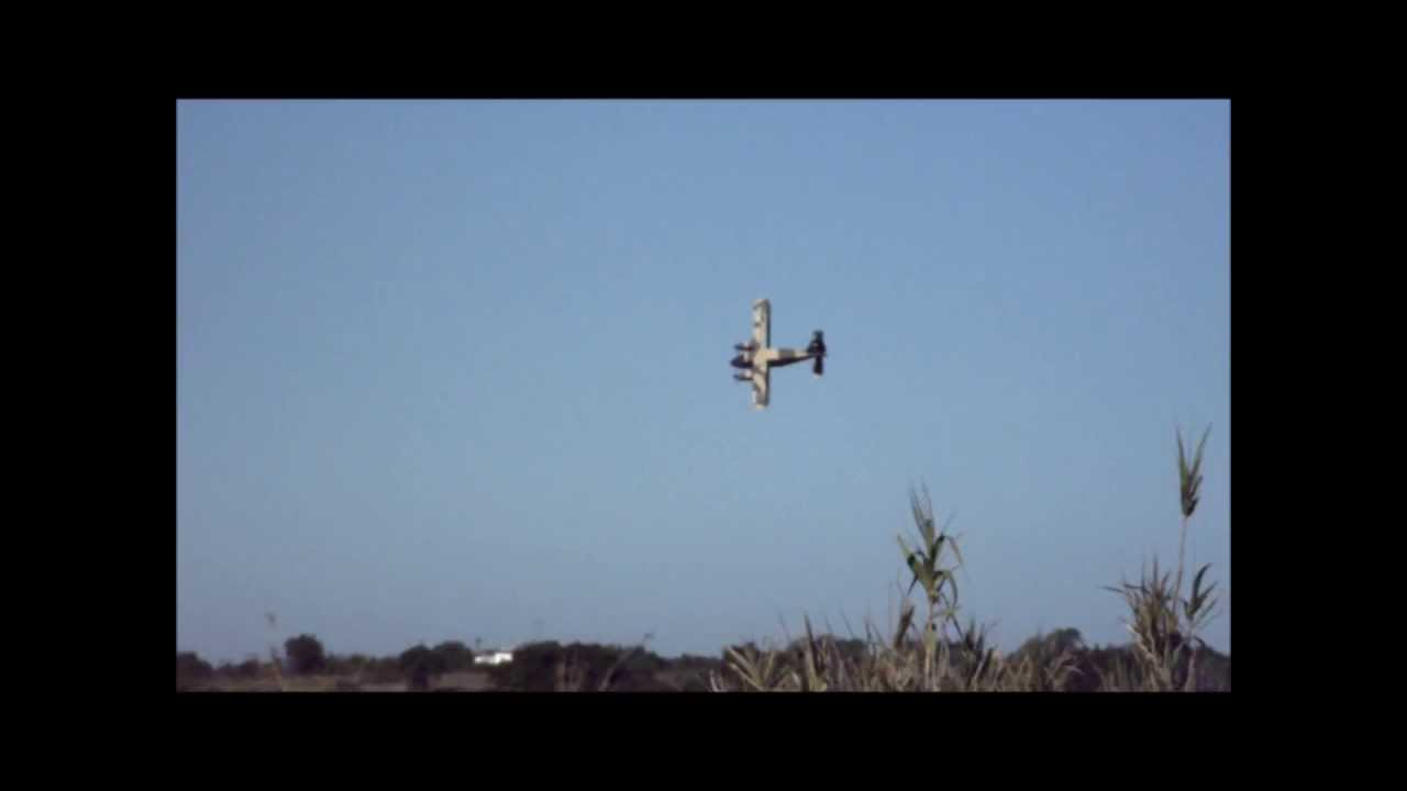 Crazy pilot, crazy approach - YouTube