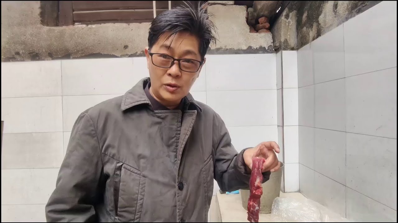 九九一斤牛肉配三斤芹菜，咔嚓咔嚓胃口大开，米饭满口都香喷喷 这味道就是香，爱了爱了#生活的烟火气息 #我的乡村生活 - YouTube