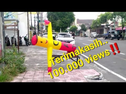 Parade Boneka Angin Berjoget, Ada Yang Sampai Naik Genteng Pula ||skydancer #bonekaangin