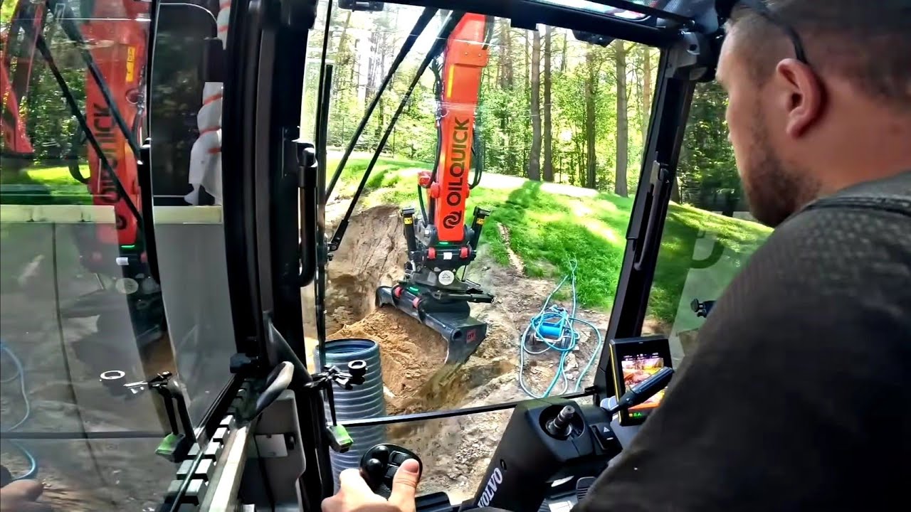 Volvo EWR170E tiltrotator Oilquick OQTR-E19 | obsypywanie fundamentów - YouTube