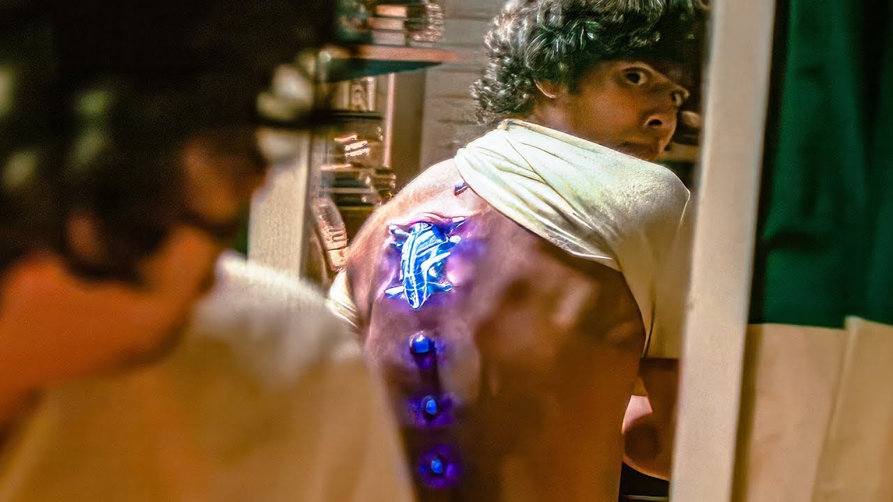 Improvvisamente Un Ragazzo diventa ospite di un alieno che lo trasforma ...