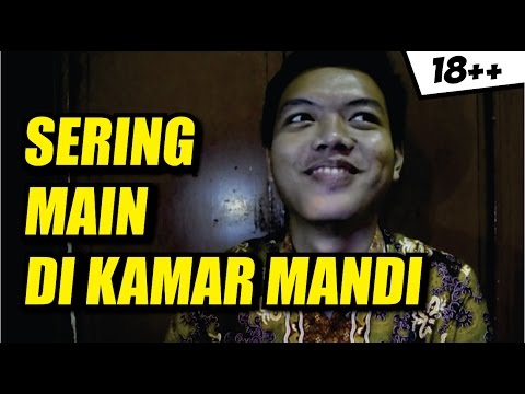 Senengnya Main di Kamar Mandi