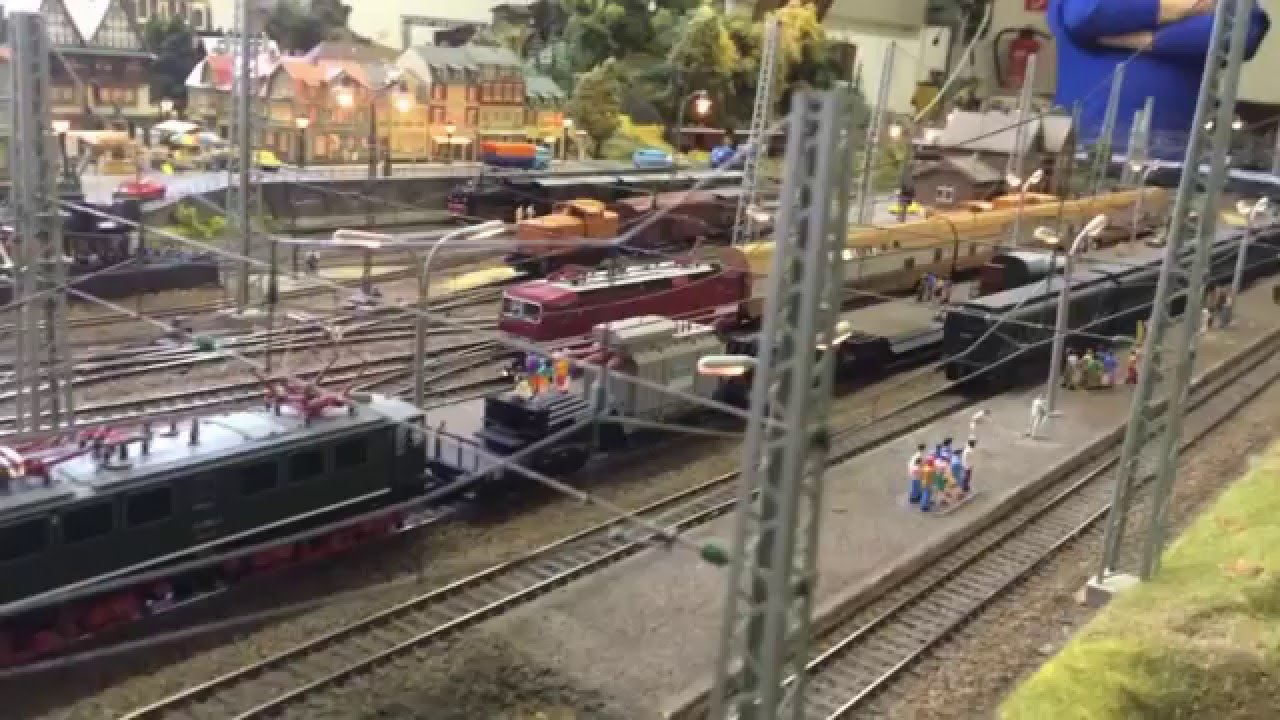 Modelleisenbahn mit Oberleitung - fahren mit "Bügel oben" - Model ...