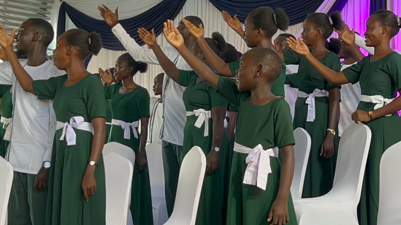 Ureselem Al jedid by Lemon Gaba Church Choir - YouTube