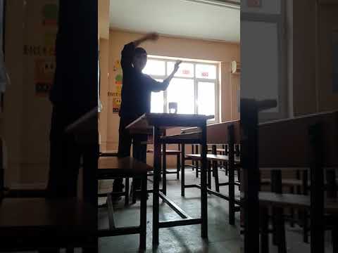 Okulda şişe çevirme  oynu kapak üstü