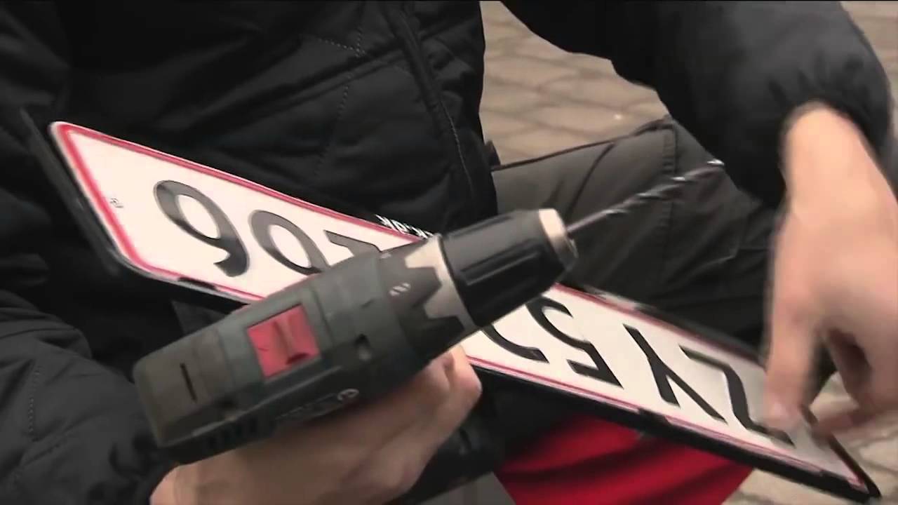 Hvordan skruer jeg selv min nummerplade fast? - YouTube