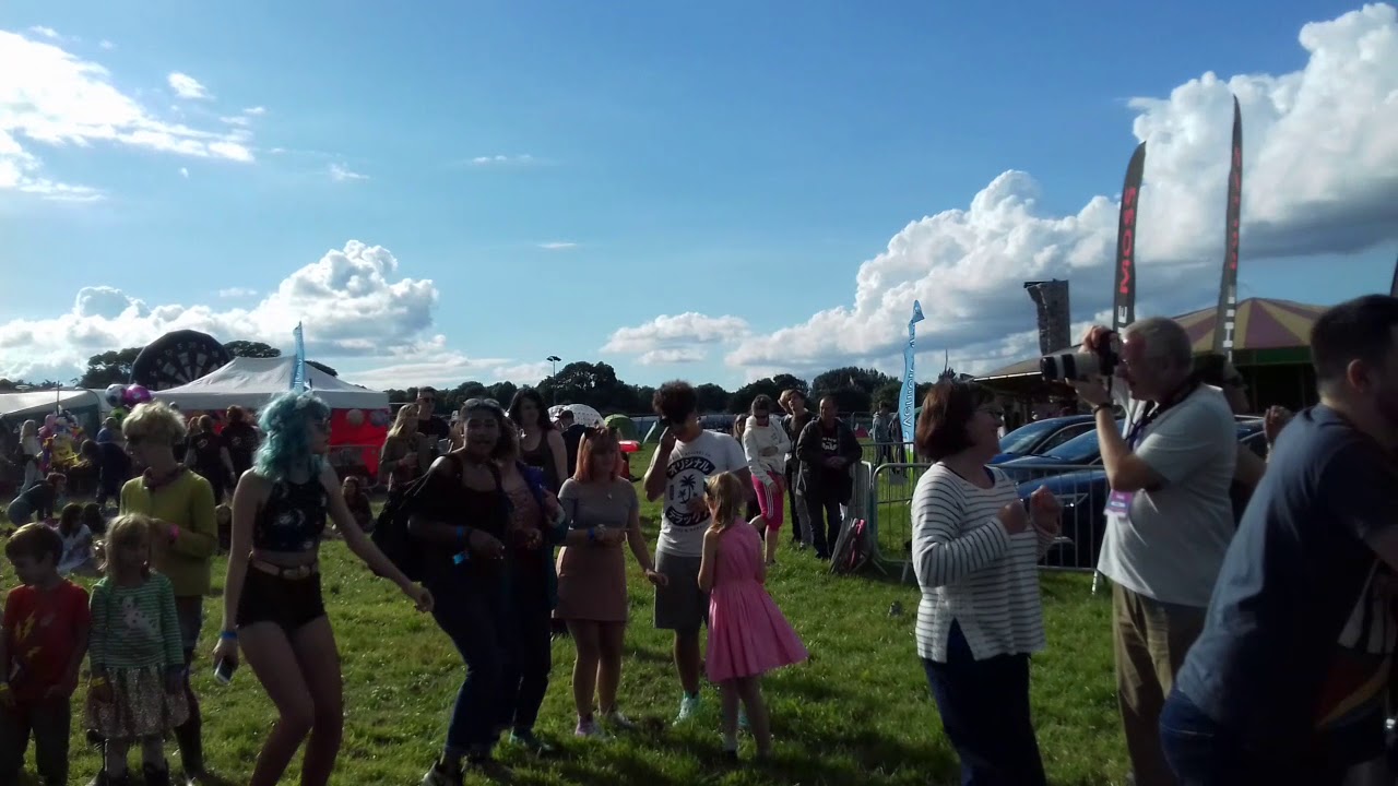 SPEKTRUM PARTY BAND @ WICKED HATHERN FESTIVAL 2017 - Le Freak - YouTube