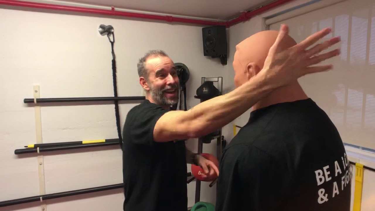 How To KNOCKOUT an ATTACKER with 1 STRIKE - YouTube