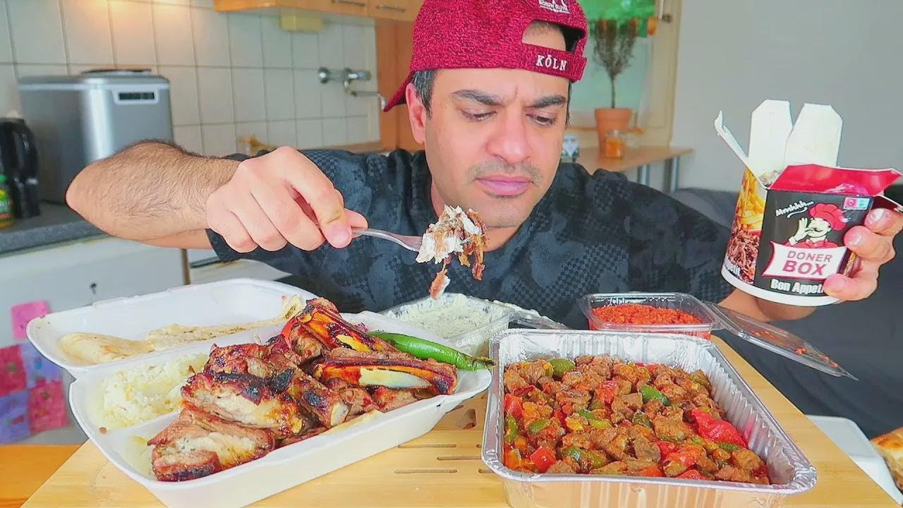 Probando deliciosa comida turca: costillas de cordero, guiso y shawarma ...