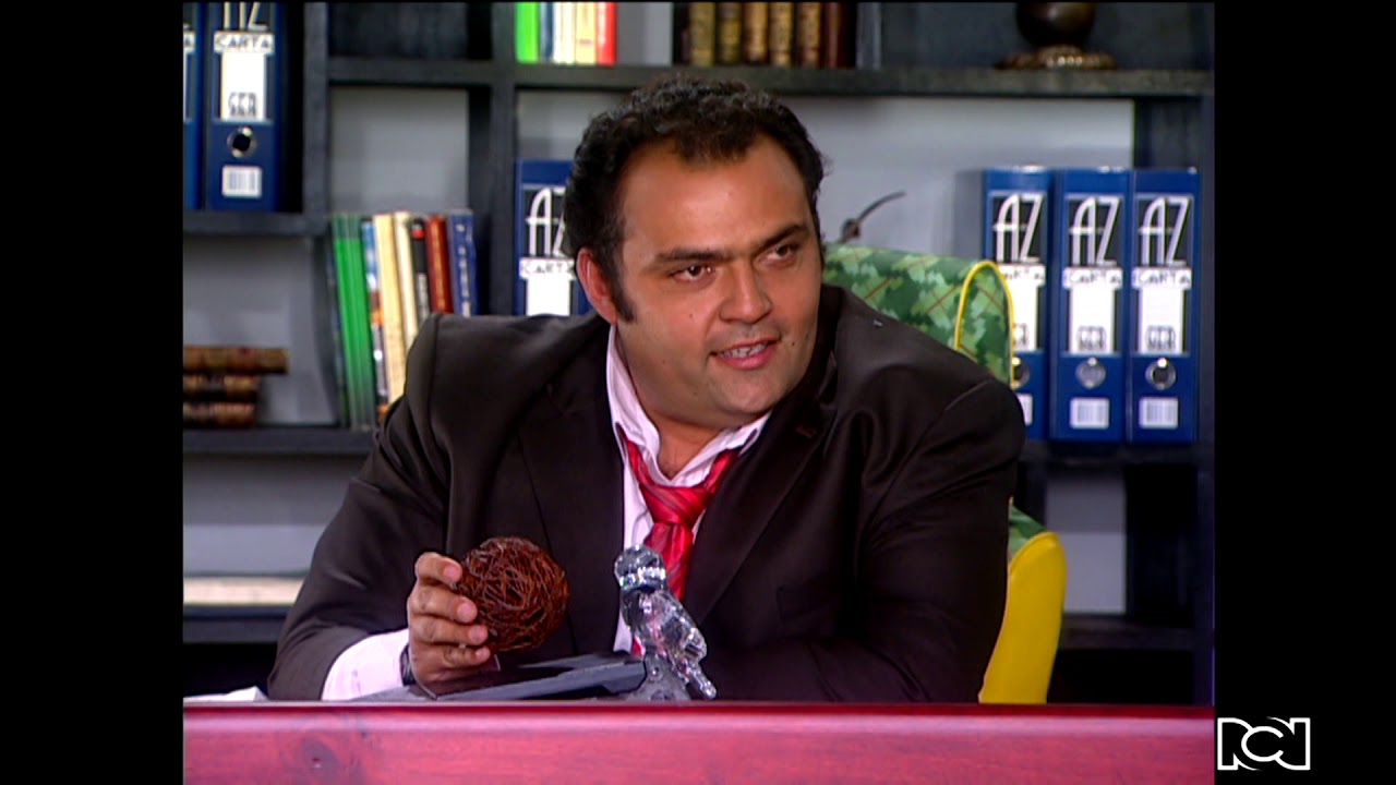 Natalia le da clases de inglés a Beto | Los Reyes - YouTube