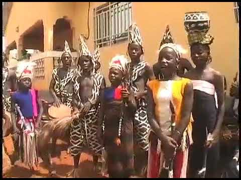 La danse traditionnelle des guerzé en Guinée forestière - YouTube