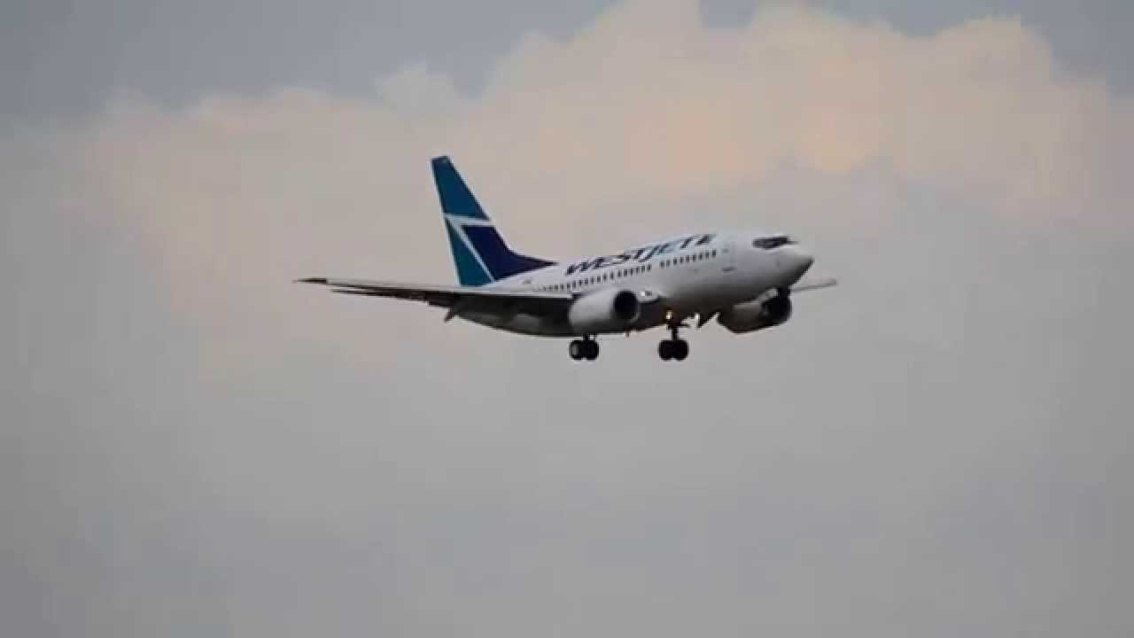 WestJet Airlines 737-6CT (WS1582) landing at DFW International Airport ...