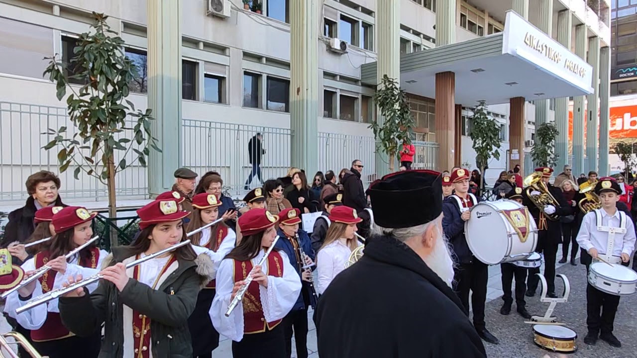 Η Φιλαρμονική Αγίου Γεωργίου έψαλε τα κάλαντα στο Δήμαρχο - YouTube