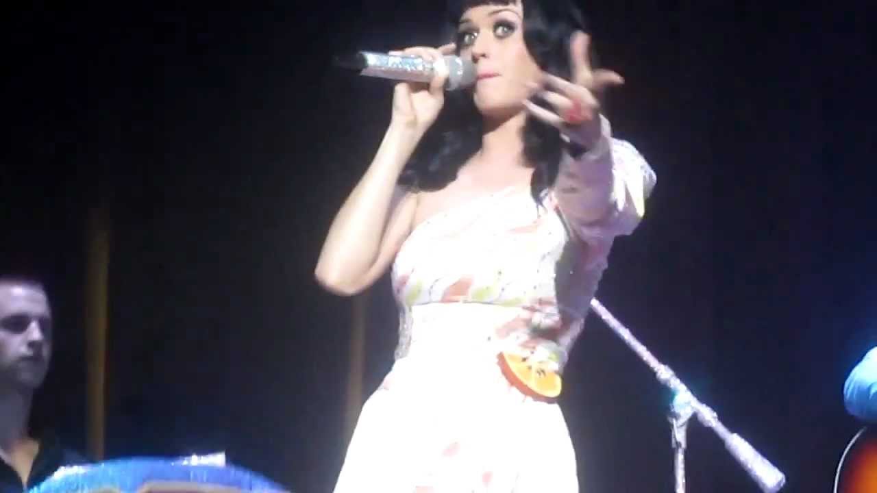 Katy Perry Fails at Playing Flute - YouTube