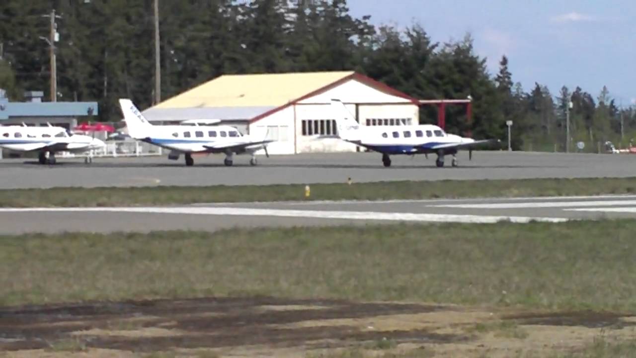 Navaho Landing at Qualicum Airport - YouTube