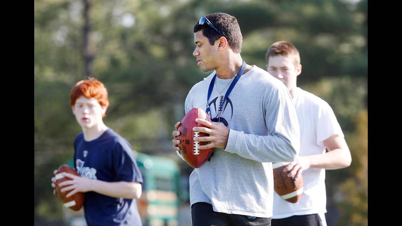 Wisconsin QB Russell Wilson Returns Home - YouTube