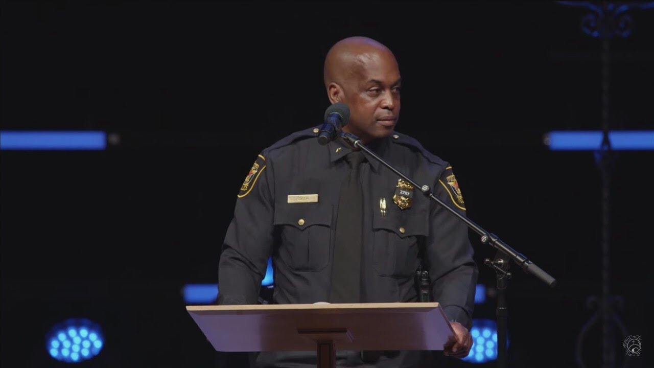 Commander Andre Smith gives eulogy Sgt. Billy Randolph's funeral - YouTube