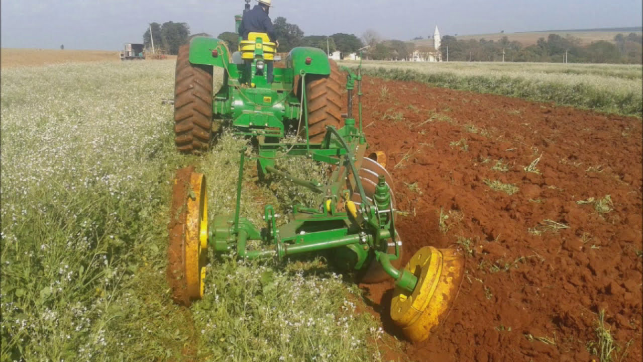 Trator antigo JOHN DEERE 5020 arando terra - YouTube