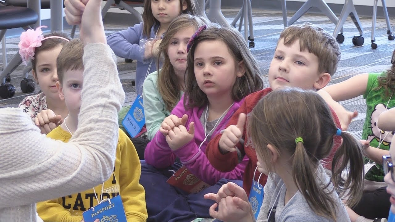 Sign language class speaks volumes to kids - YouTube