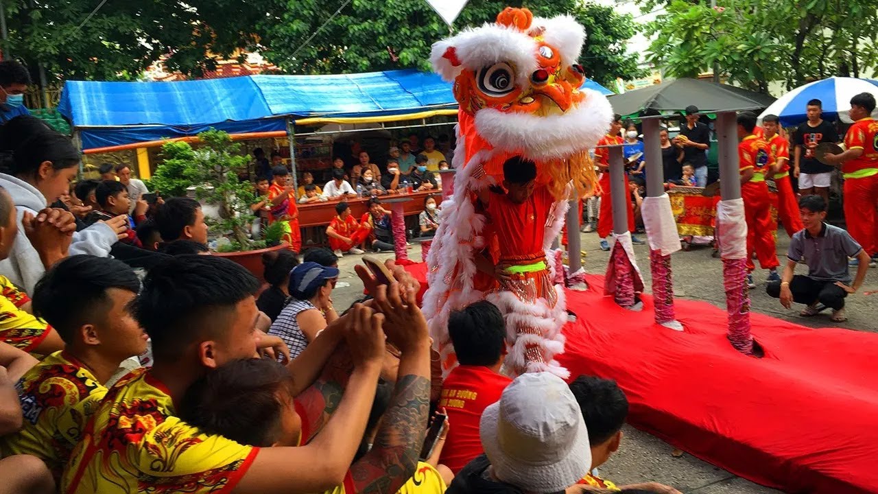 Best Acrobatic Lion dance 2024 by Thien Long Mon | Ong Ngua pagoda Lion ...