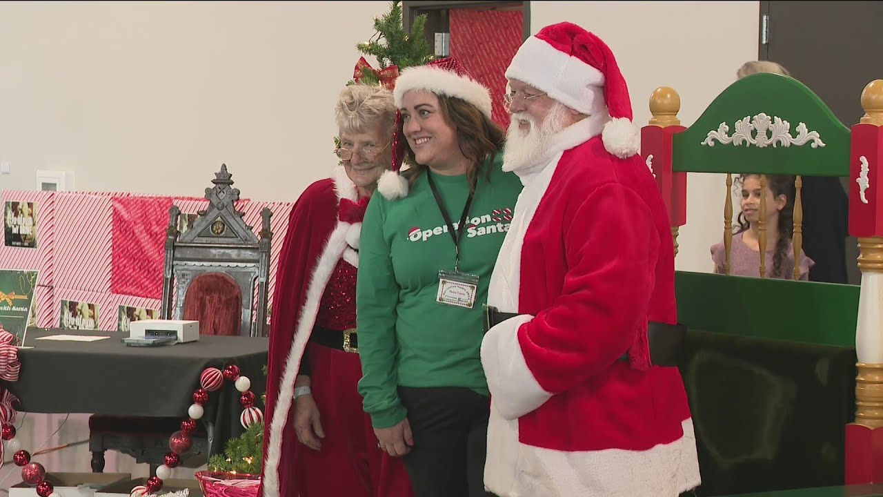 Making the holidays bright for Iowa foster kids - YouTube
