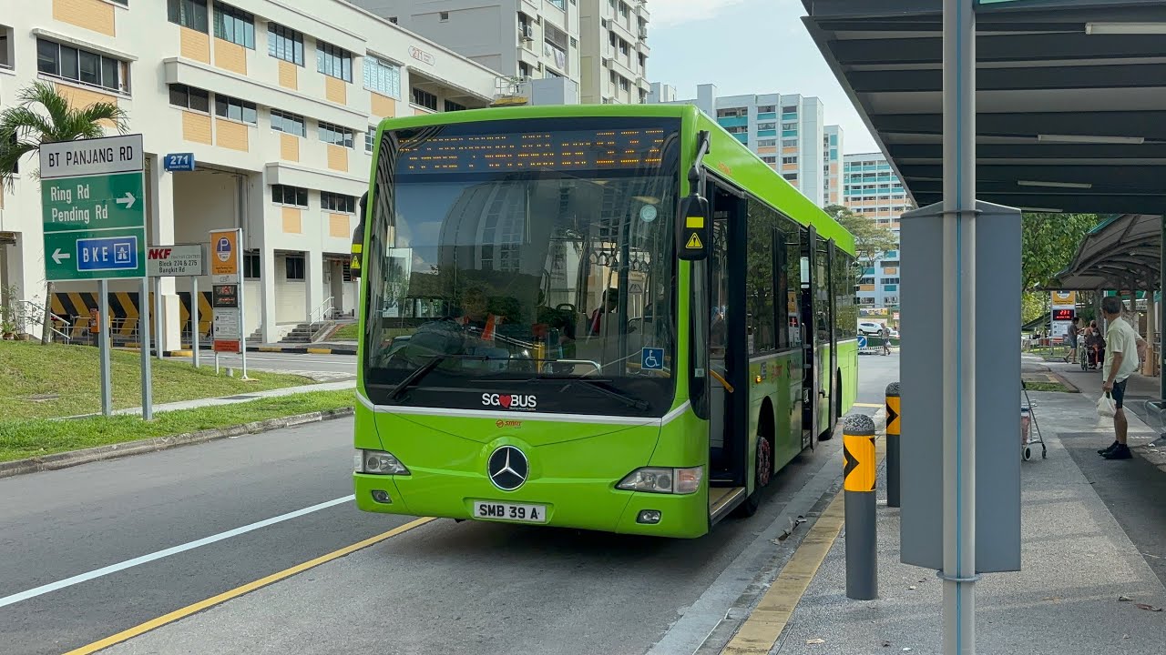 SMRT Buses Mercedes-Benz OC500LE (Batch 1) SMB39A on Feeder 922 ...